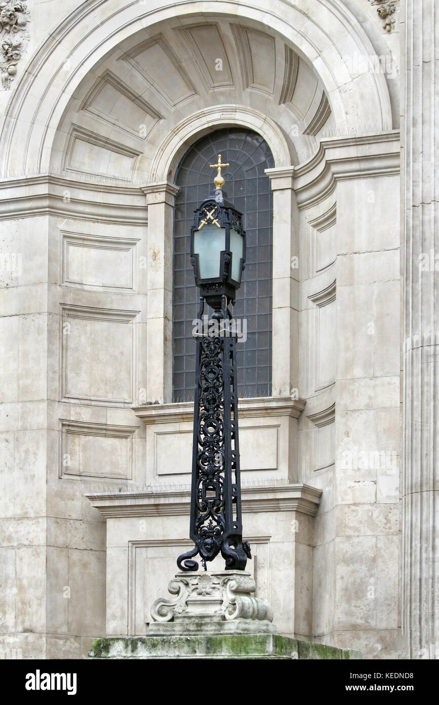 Lamp post cross hi-res stock photography and images - Alamy