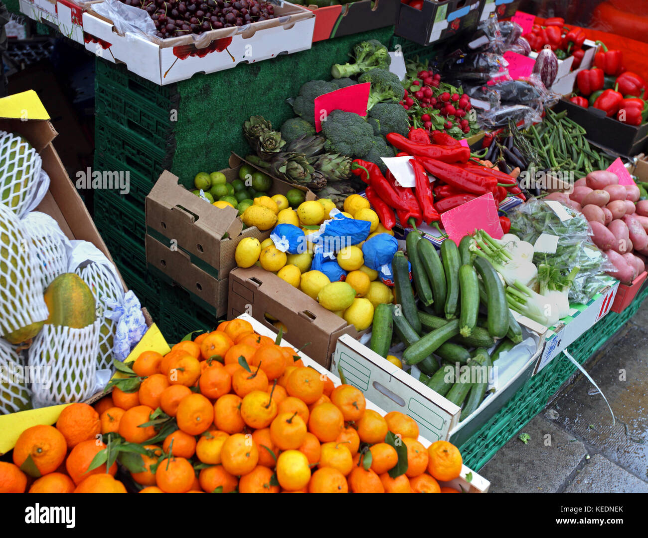 Full crates of fruits and vegetables on market Stock Photo - Alamy