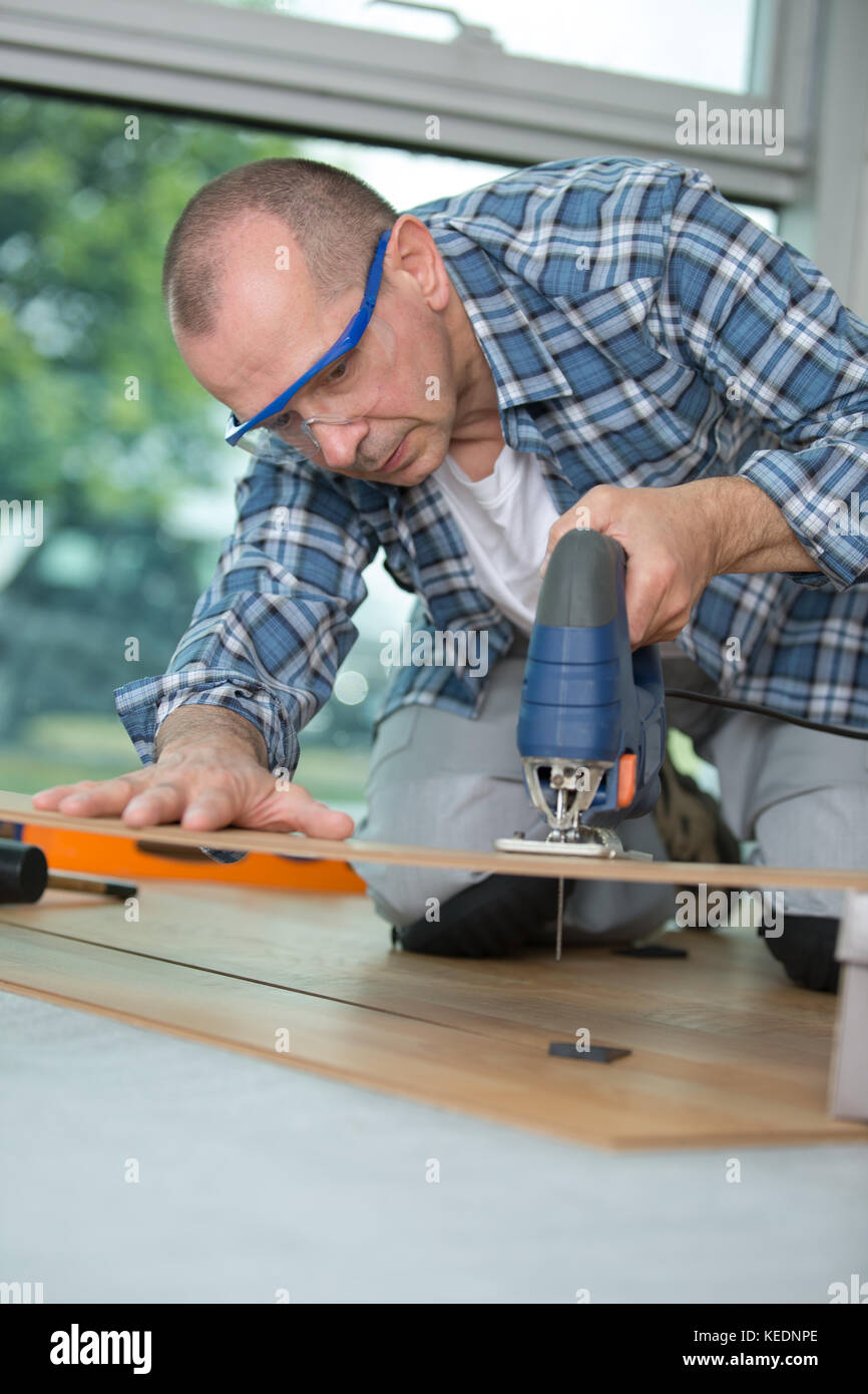 Chainsaw cutting house hi-res stock photography and images - Alamy