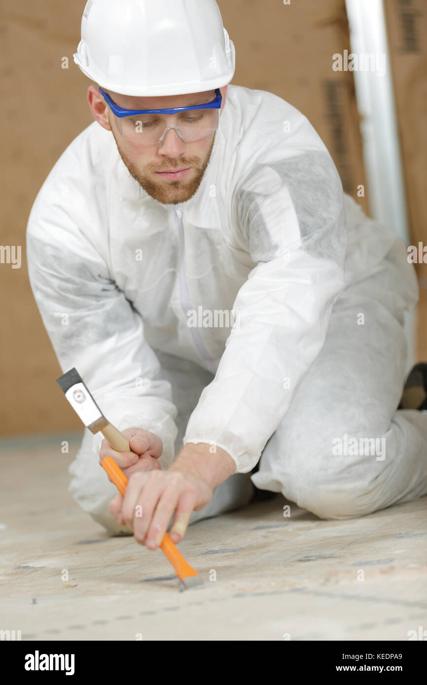 constructon worker using a hammer and chisel Stock Photo - Alamy