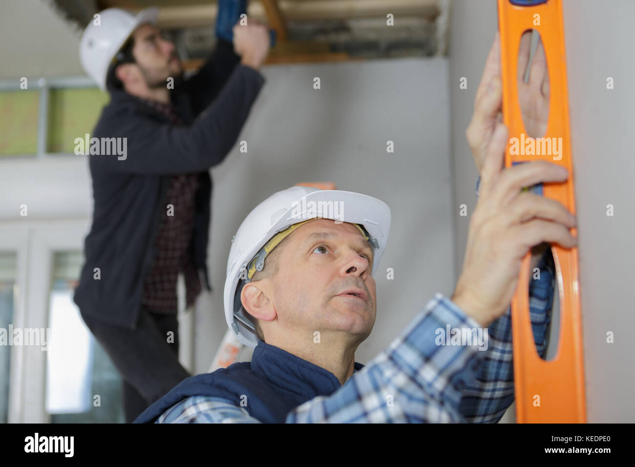 Construction worker using level hi-res stock photography and images - Alamy