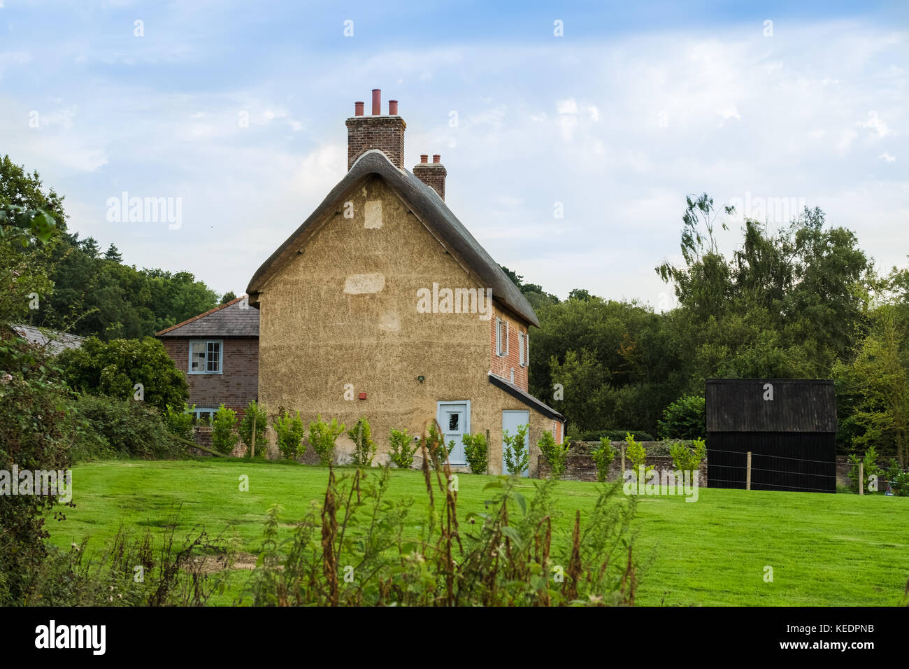 English country cottage farm hi-res stock photography and images - Alamy