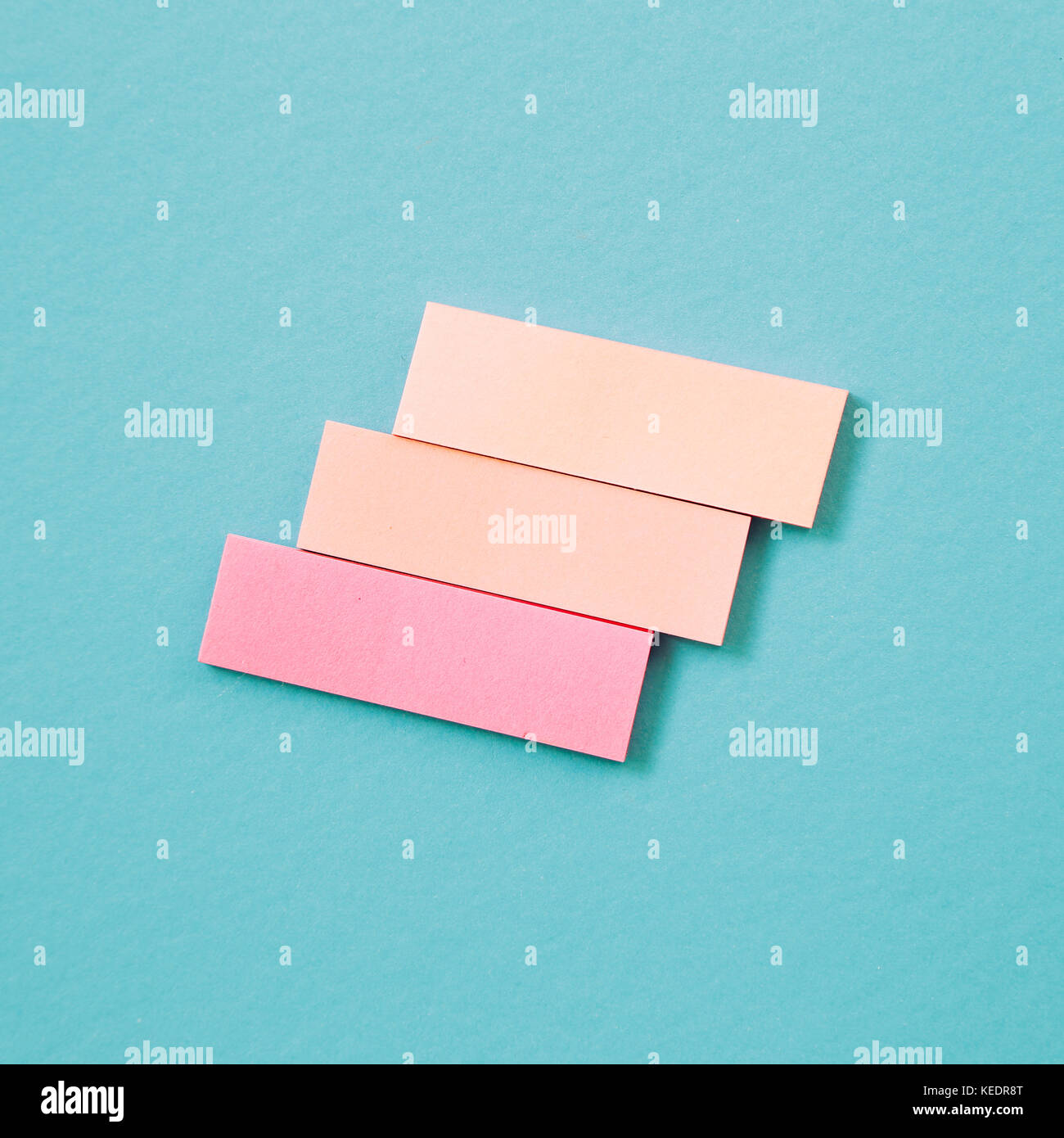 Simple blank memo paper on blue color background Stock Photo - Alamy