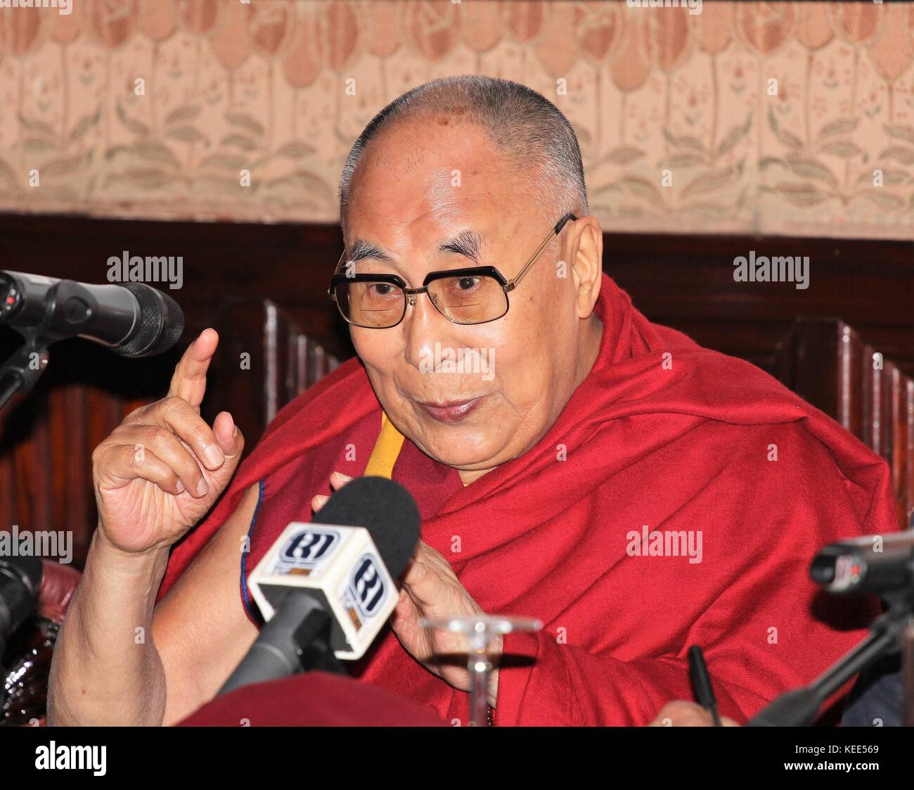 The Dalai Lama meets Mayor of Palermo Leoluca Orlando at a press ...