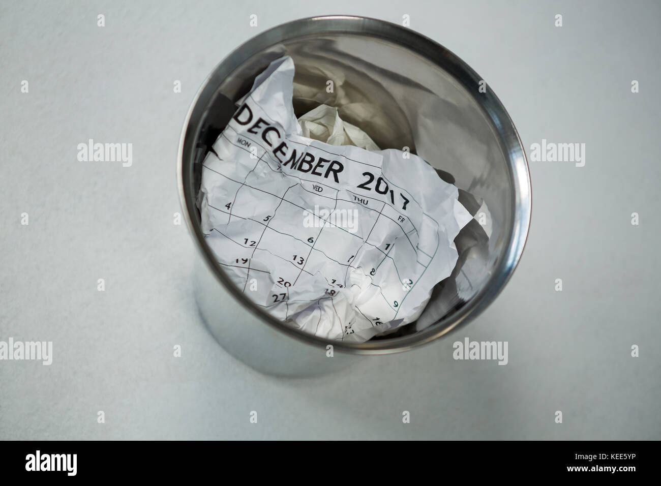 Calendar trash bin hi-res stock photography and images - Alamy