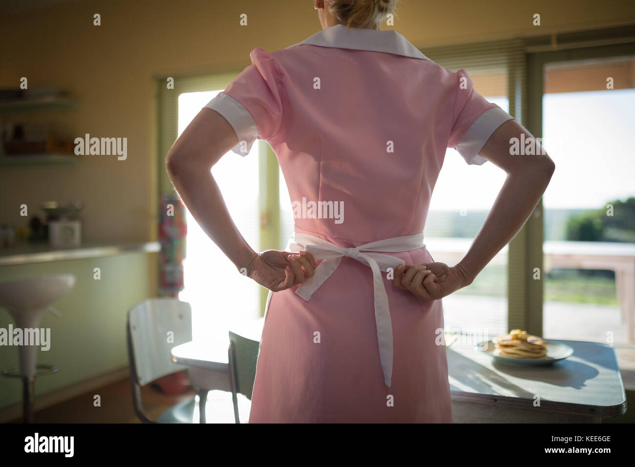 Rear view of waitress wearing a apron in restaurant Stock Photo - Alamy