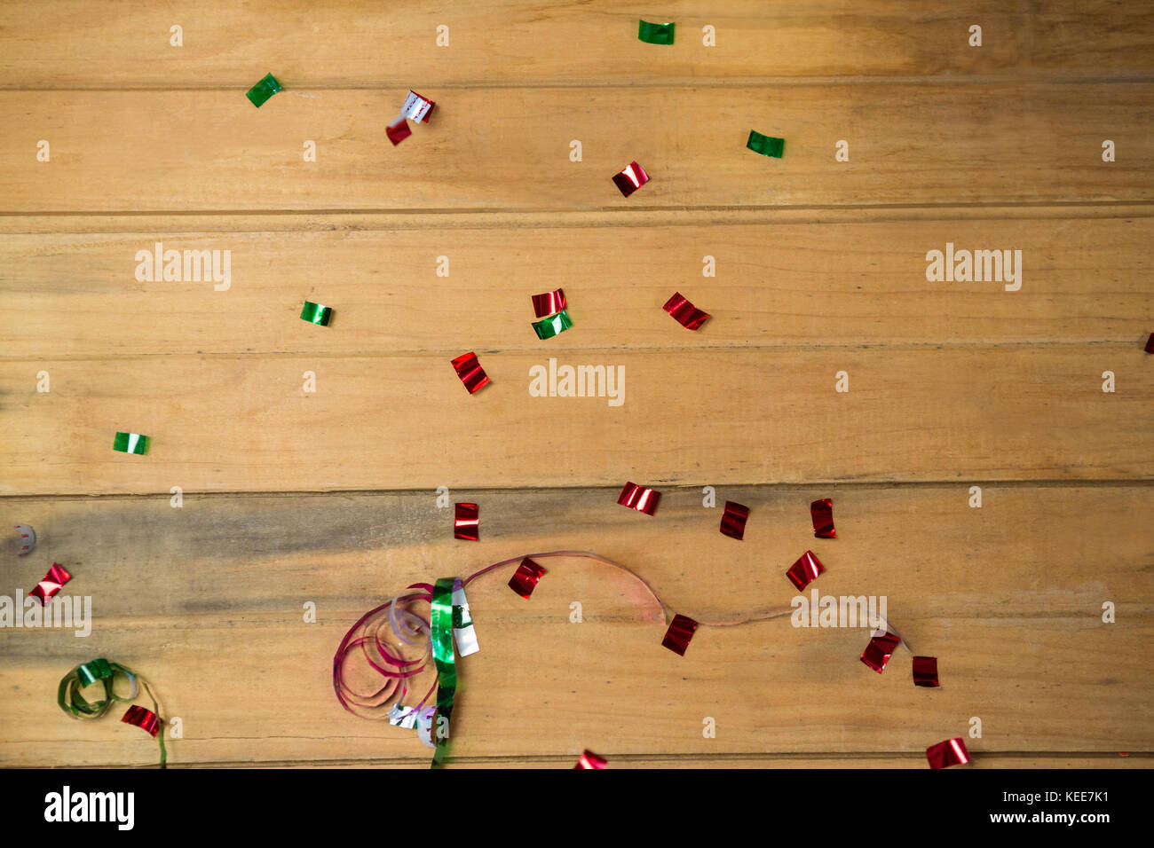 Overhead of confetti and streamers on wooden surface Stock Photo - Alamy
