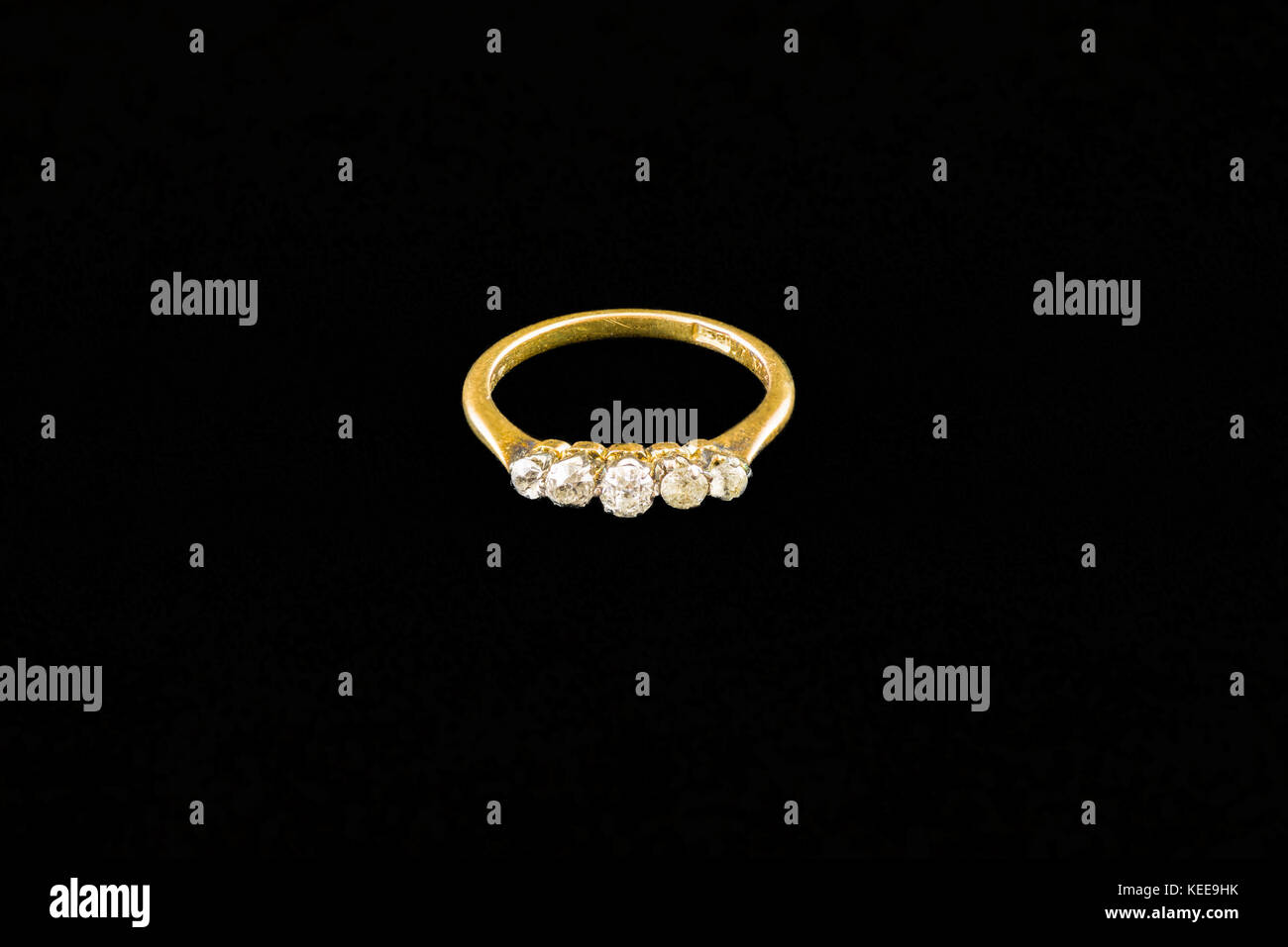 Antique Gold ladies Ring with 5 diamond stones set in the centre ...