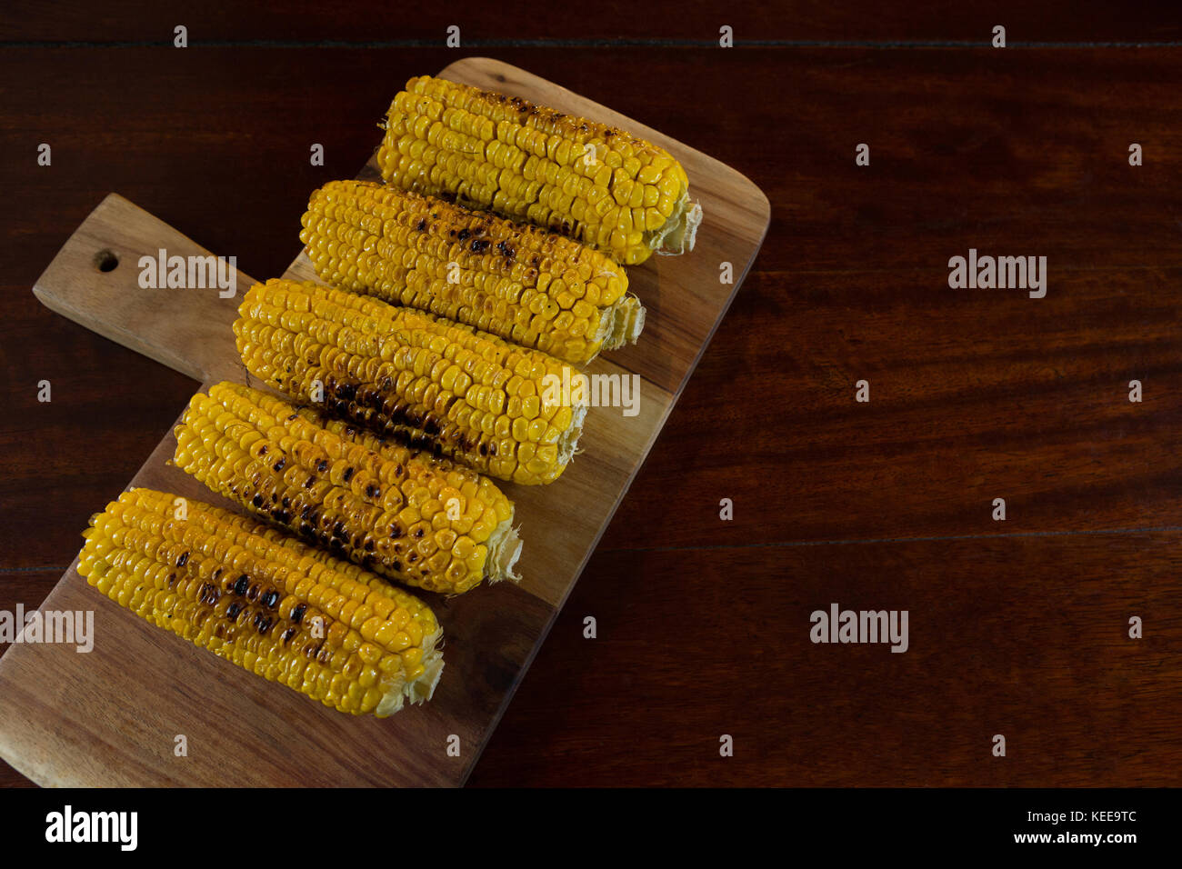 Corn on wooden tray on table Stock Photo - Alamy