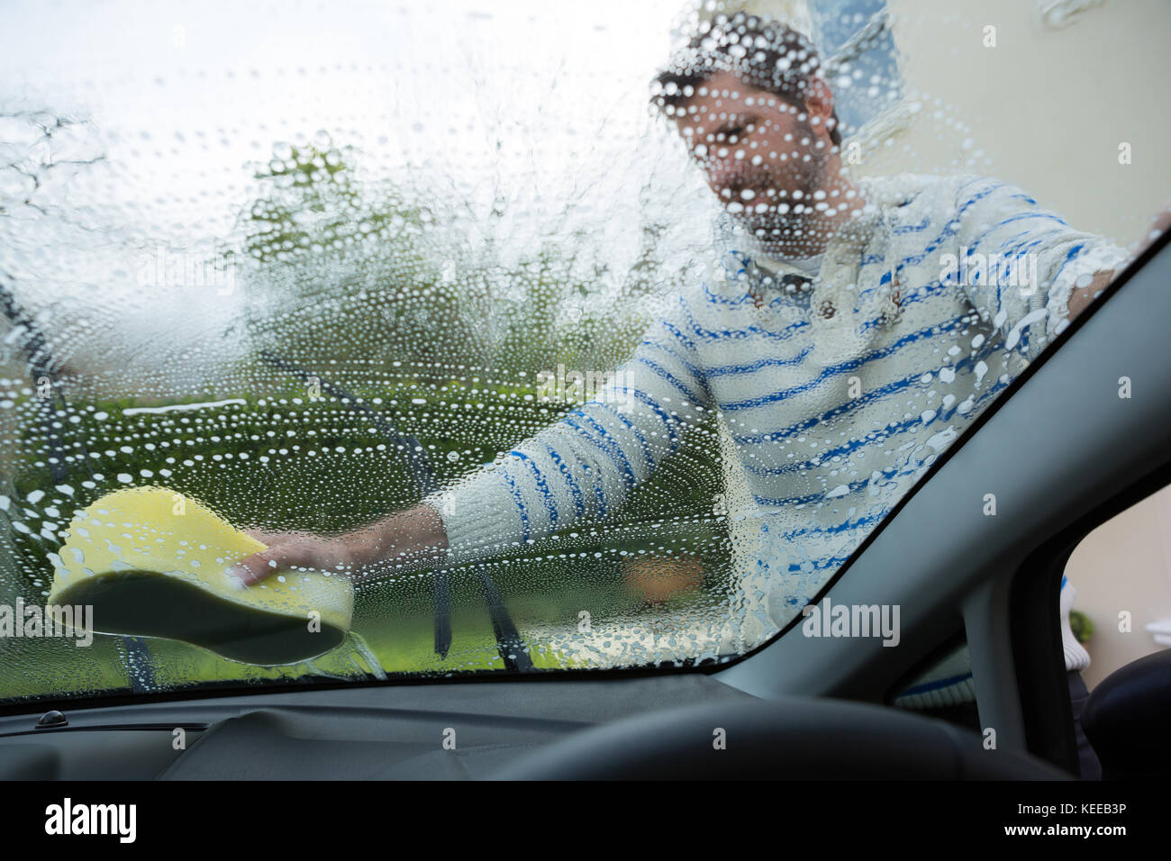 Man washing car windscreen hi-res stock photography and images - Alamy