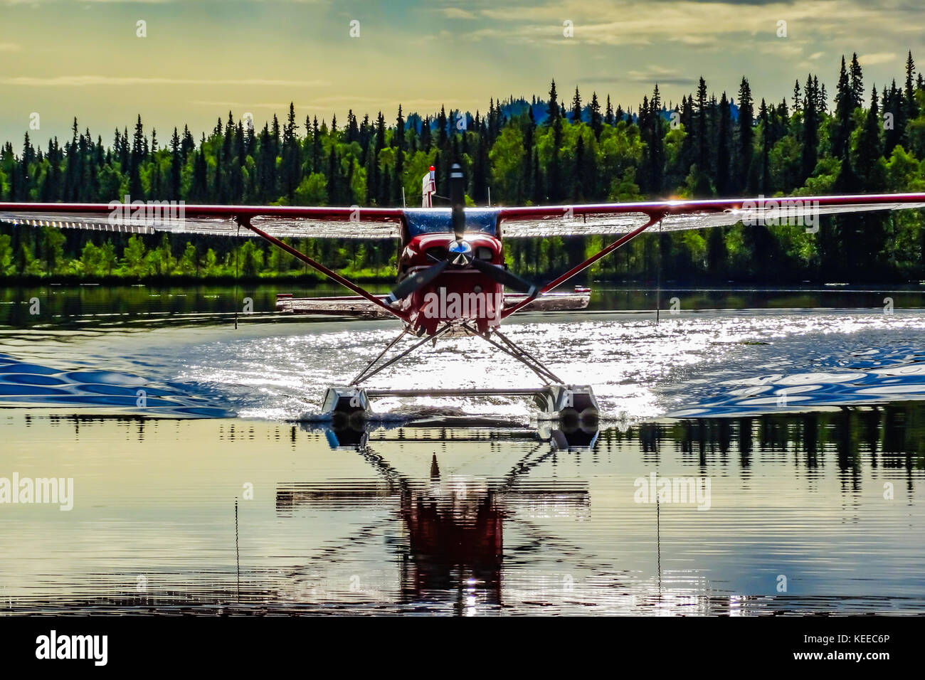 Float plane on lake hi-res stock photography and images - Alamy