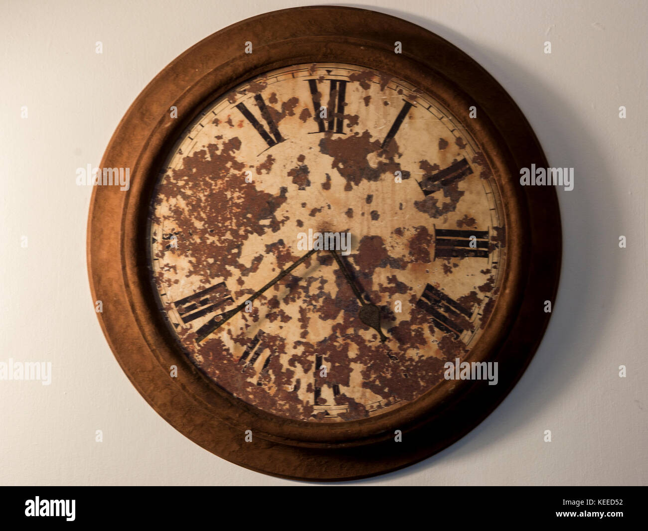 Vintage analogue wall clock Stock Photo - Alamy