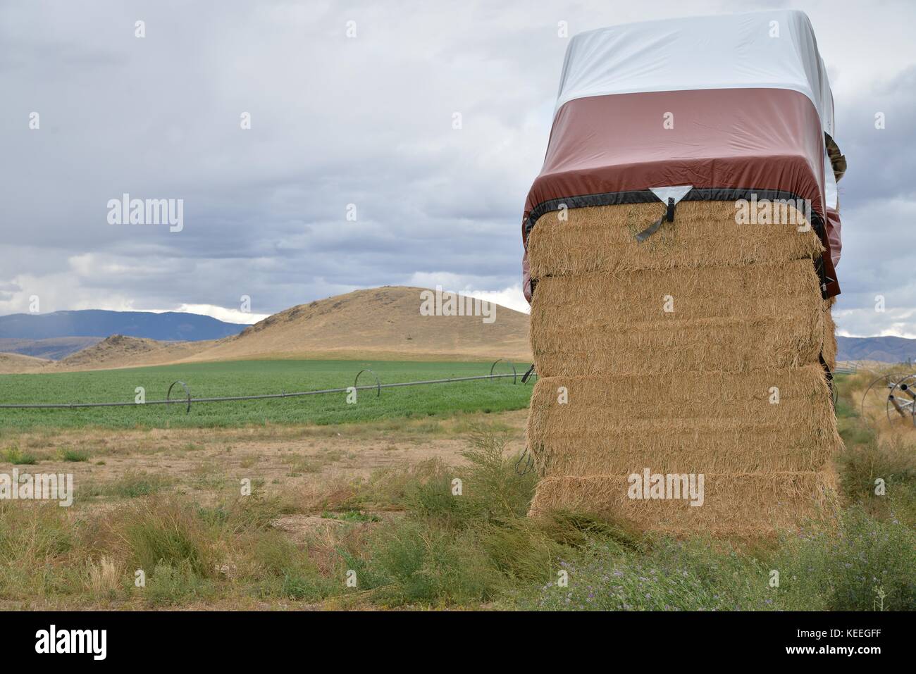 Square bale stack hi-res stock photography and images - Alamy