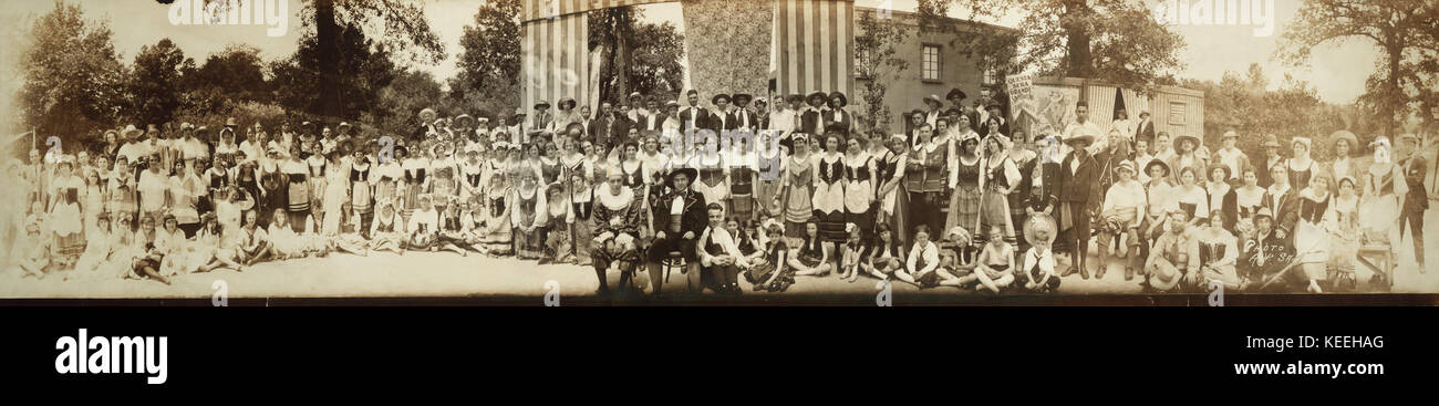 Cast of a 1917 production of the Italian opera, Pagliacci performed in ...