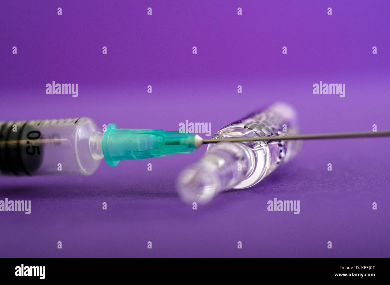 Pic of a Medical vials for injection with a syringe Stock Photo - Alamy