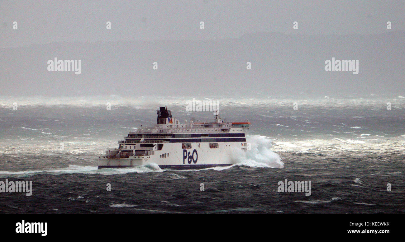 Ferry makes its way the channel from dover hi-res stock photography and ...