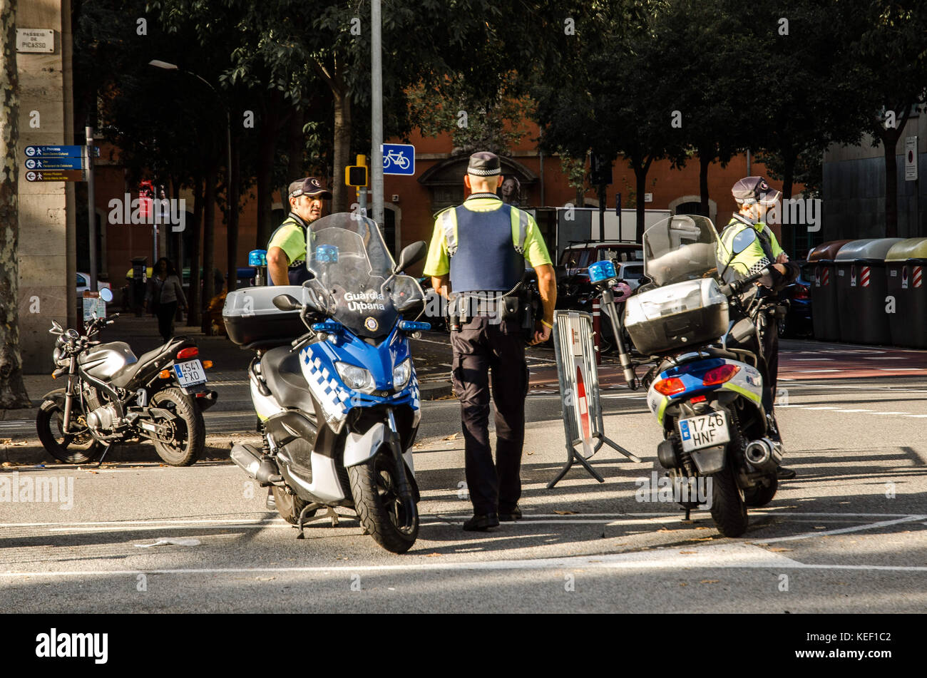 Barcelona, Catalonia, Spain. 10th Oct, 2017. Policemen control the ...