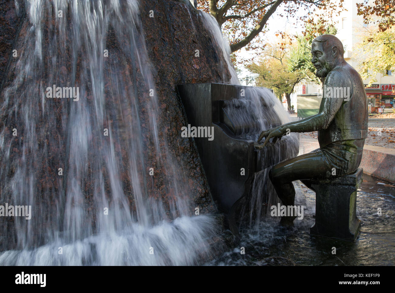 Berlin, Germany. 20th Oct, 2017. The pianist of the fountain statue ...