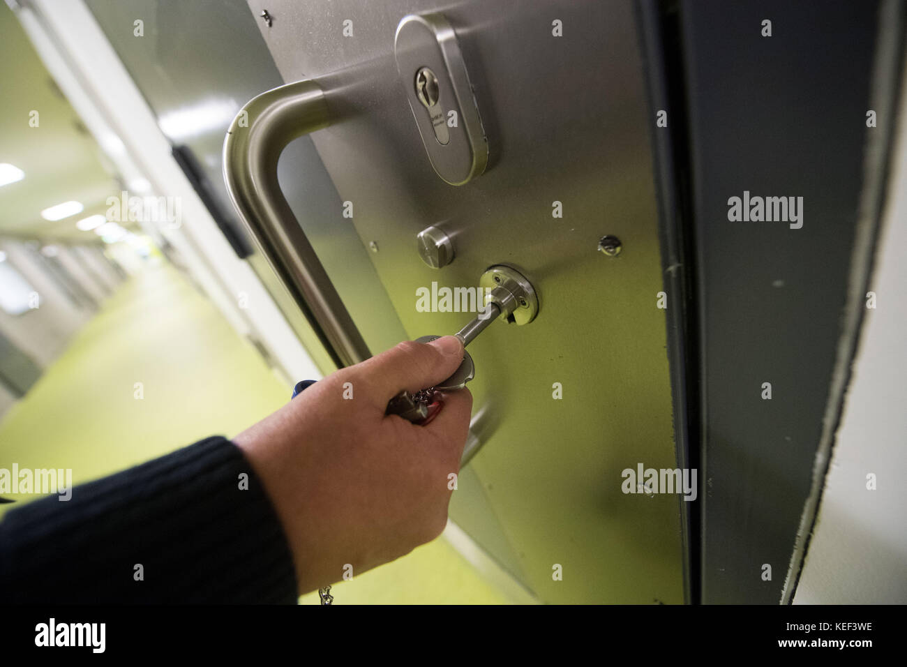 Stuttgart-Stammheim, Germany. 20th Oct, 2017. ILLUSTRATION - A judicial ...