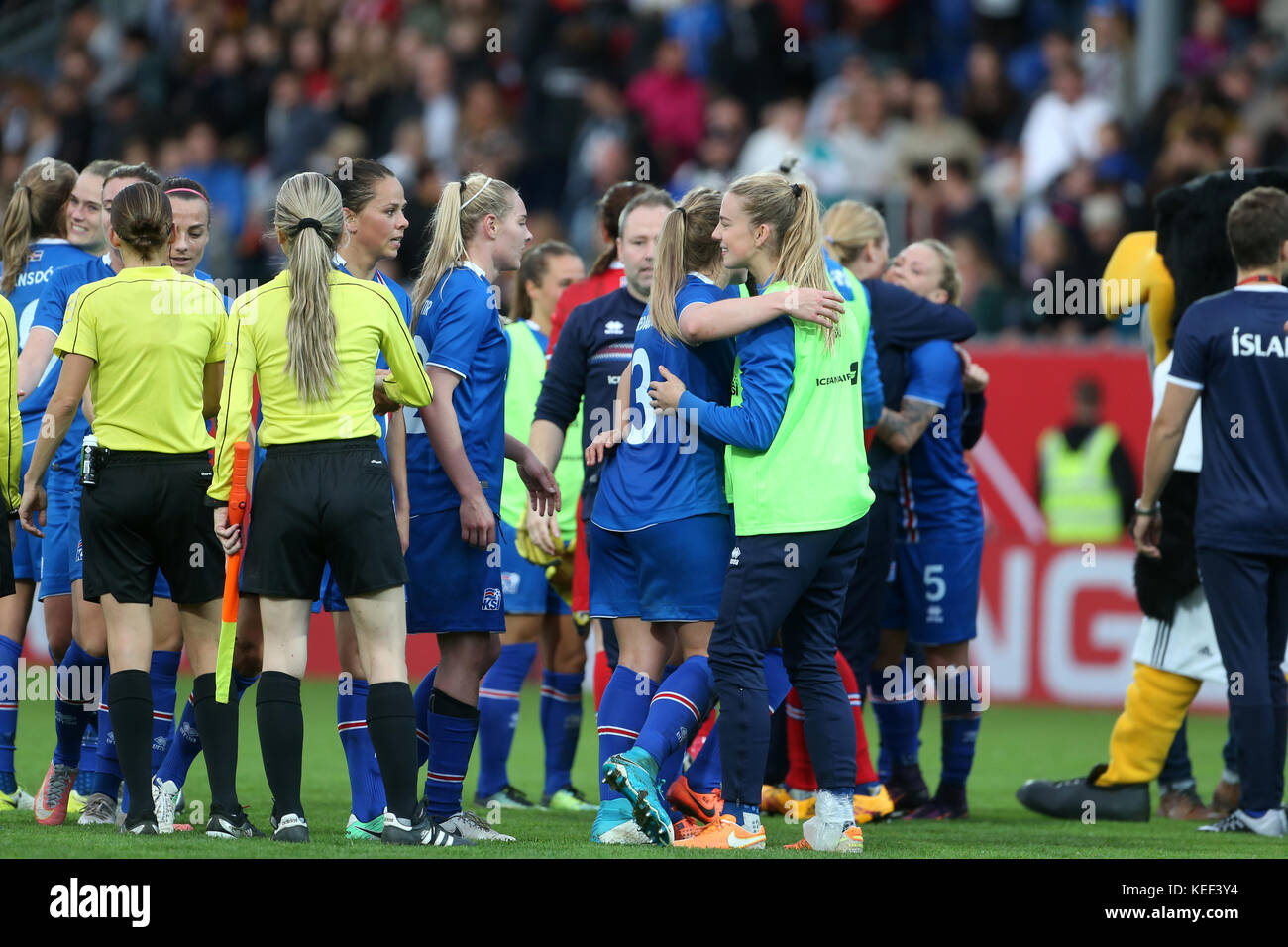 Wiesbaden, Germany. 20th Oct, 2017. Iceland celebrate after their 2:3 ...