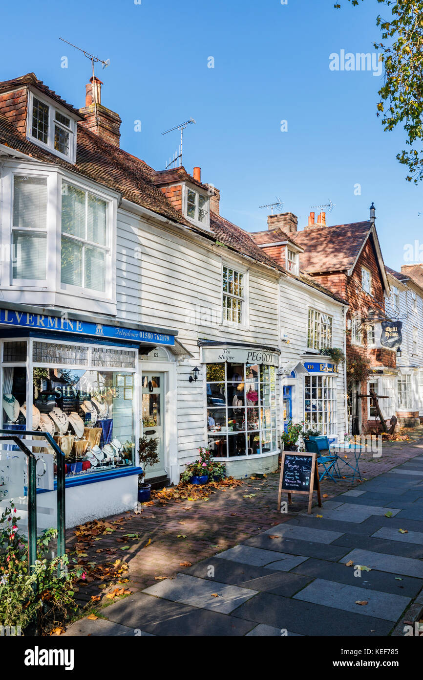 Tenterden, Kent, UK. 20th Oct, 2017. UK weather. A street scene of ...