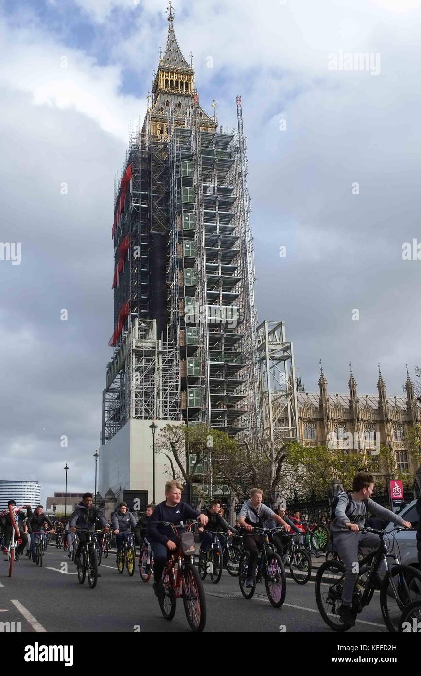 London, UK. 21st Oct, 2017. A large group of teenagers (around 100 ...