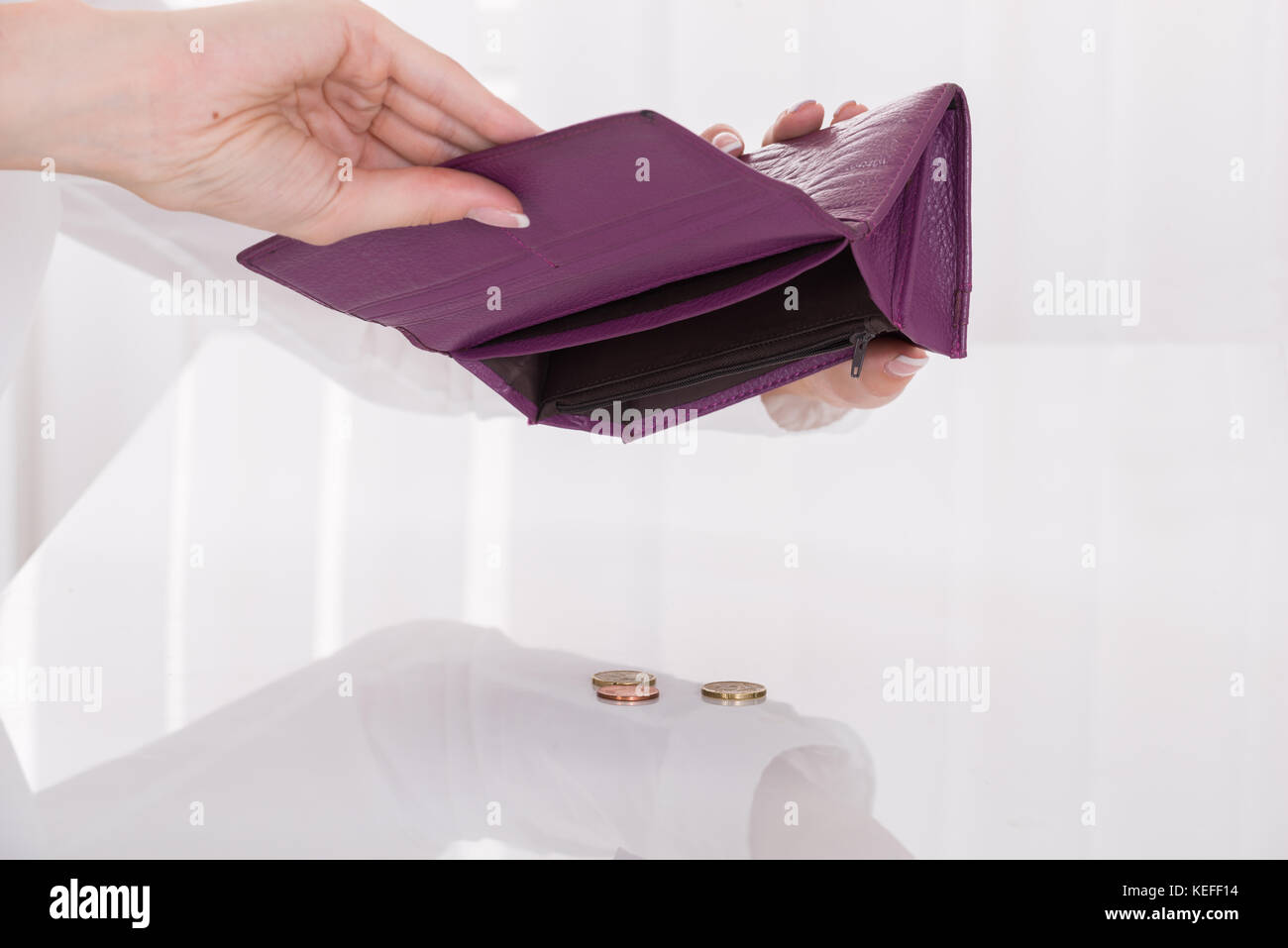 Empty wallet woman hi-res stock photography and images - Alamy