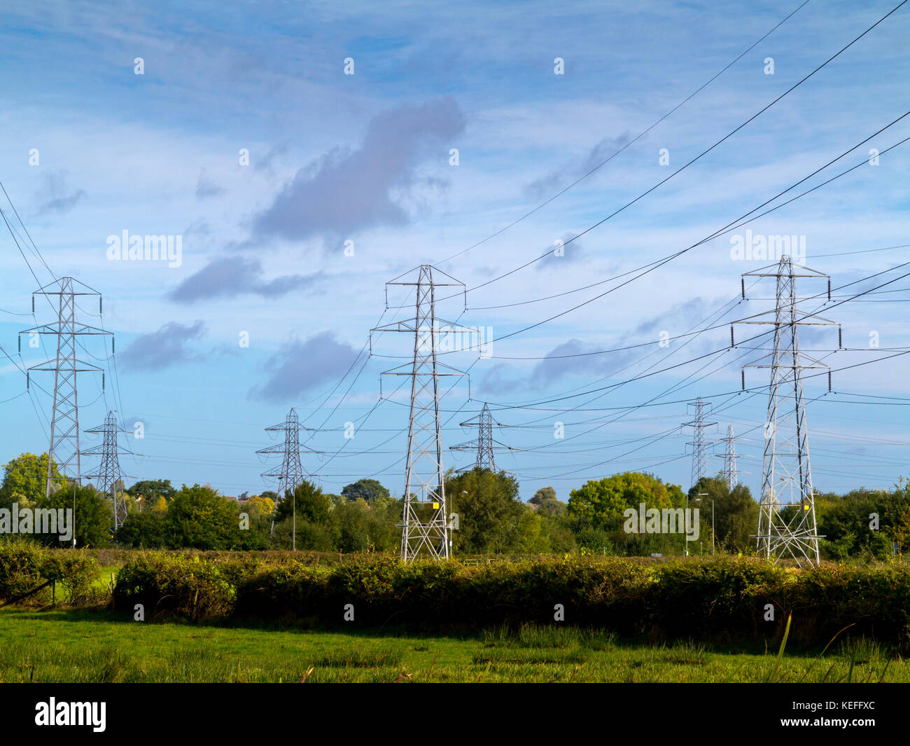 Electric pylons in uk hi-res stock photography and images - Alamy