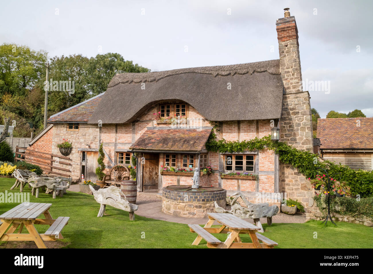 Thatched pubs hi-res stock photography and images - Alamy