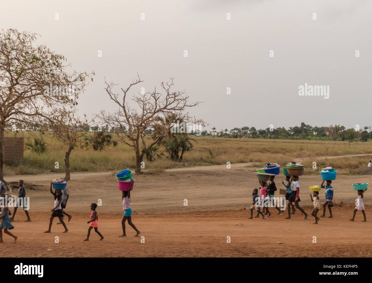 SUMBE/ANGOLA 10 OCT 2017 - African community to return home after a day ...