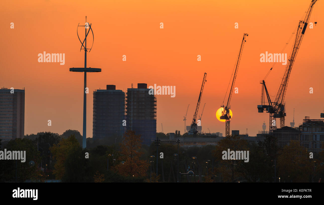 London skyline panoramic orange sky hi-res stock photography and images ...