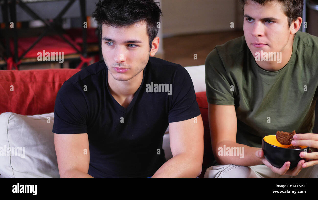 Teenagers chilling together hi-res stock photography and images - Alamy