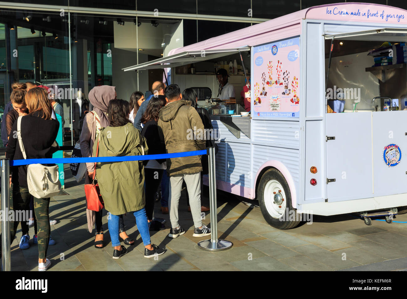 Queue for ice cream hi-res stock photography and images - Alamy