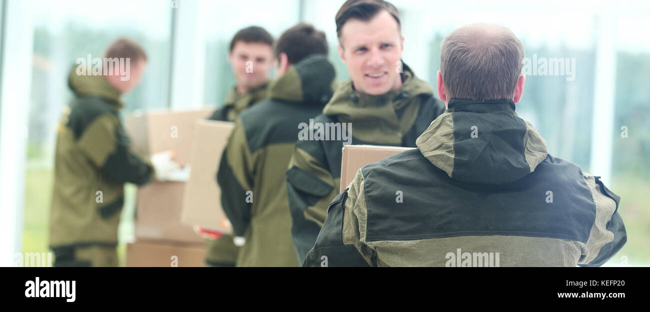 workers unload boxes Stock Photo - Alamy