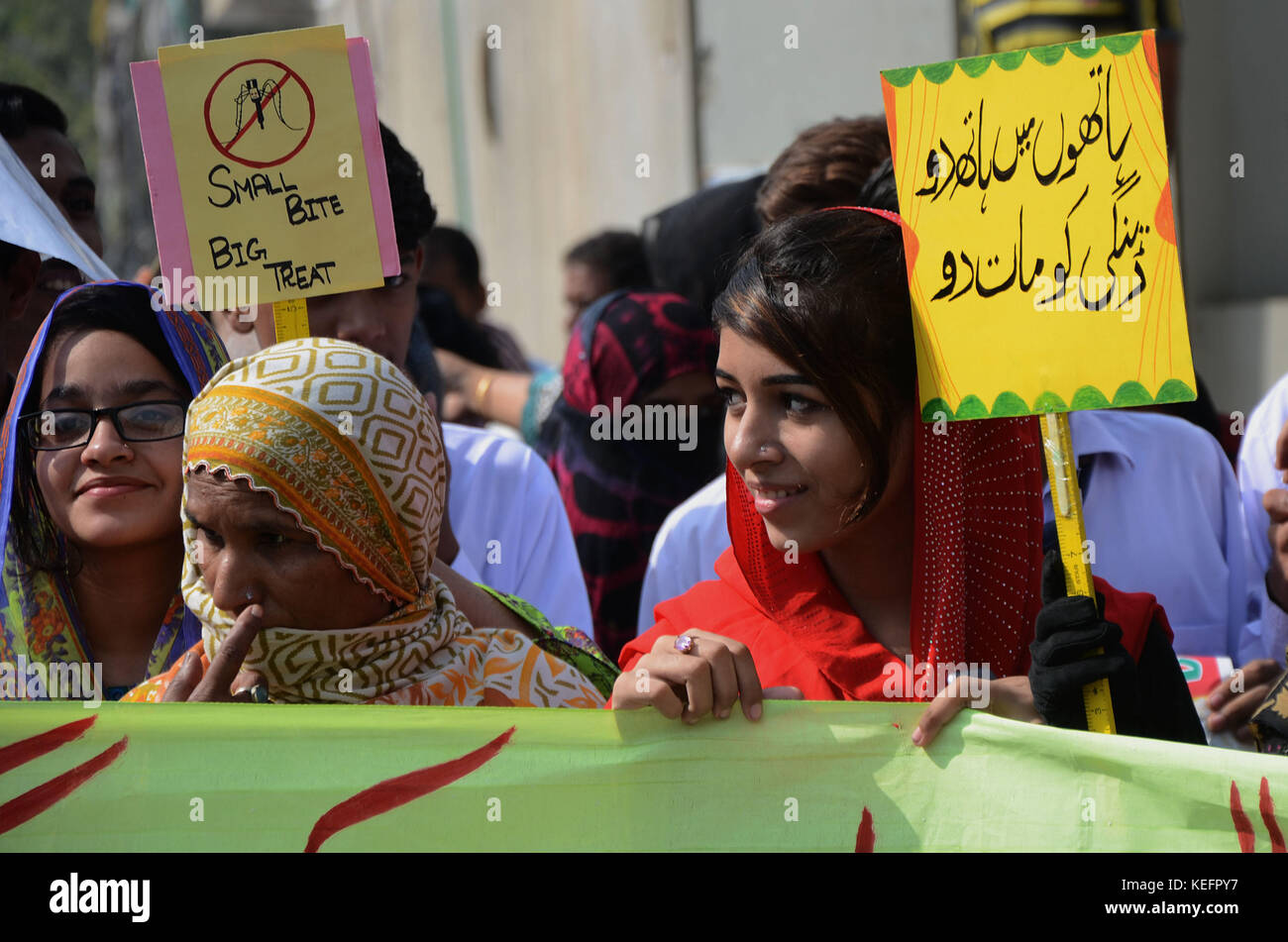 Lahore, Pakistan. 20th Oct, 2017. Pakistani students and civil society ...