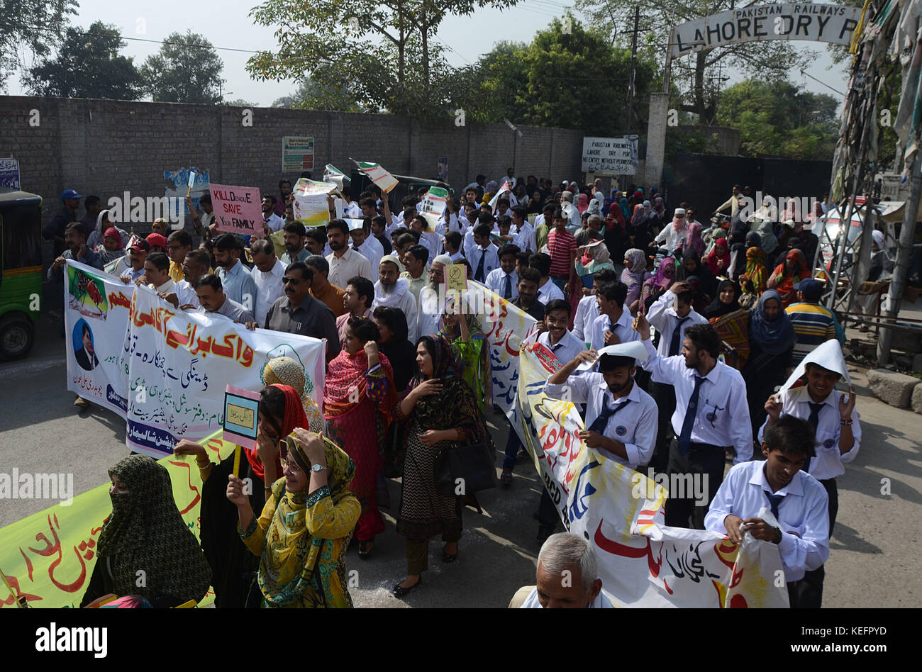 Lahore, Pakistan. 20th Oct, 2017. Pakistani students and civil society ...