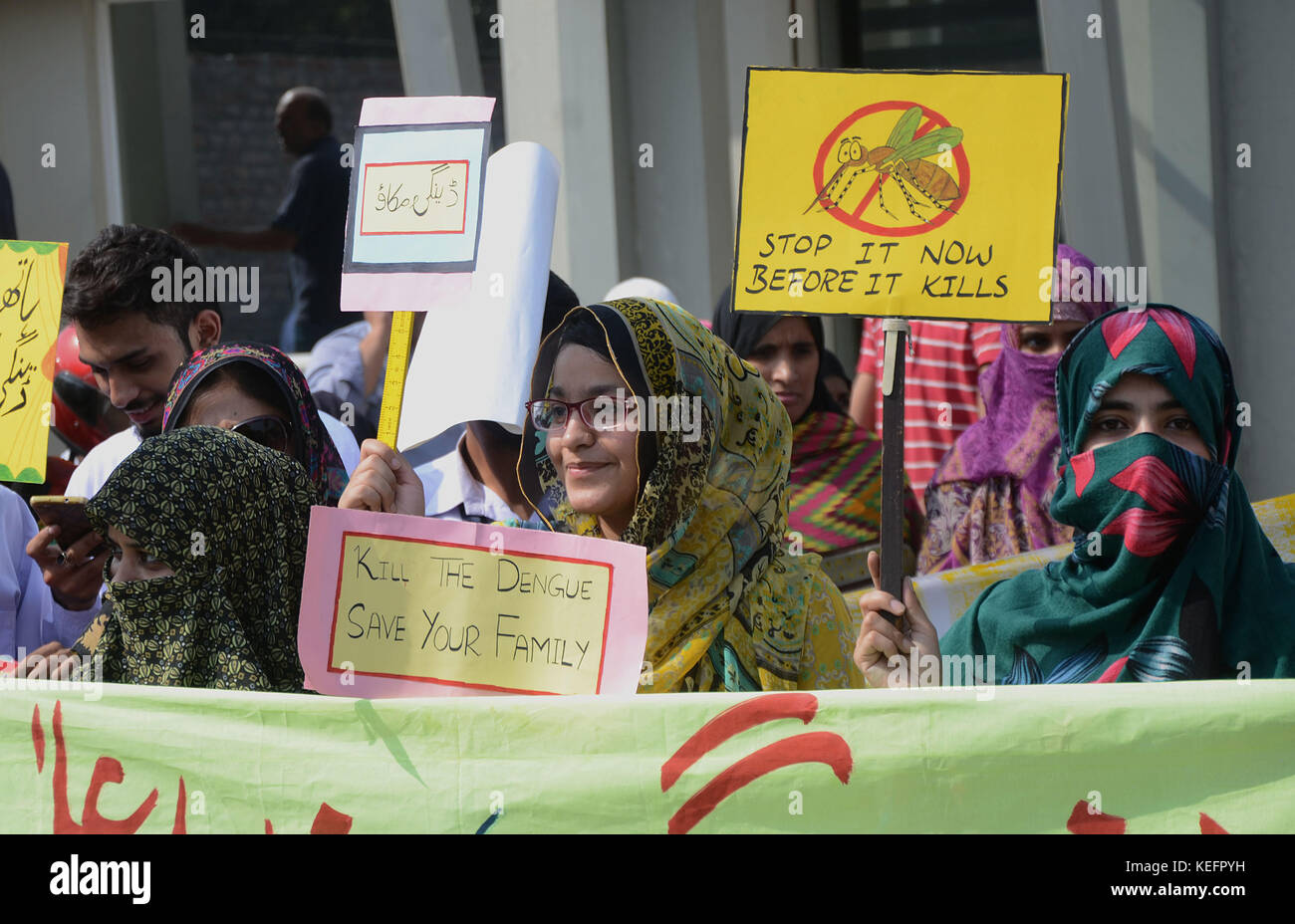 Lahore, Pakistan. 20th Oct, 2017. Pakistani students and civil society ...