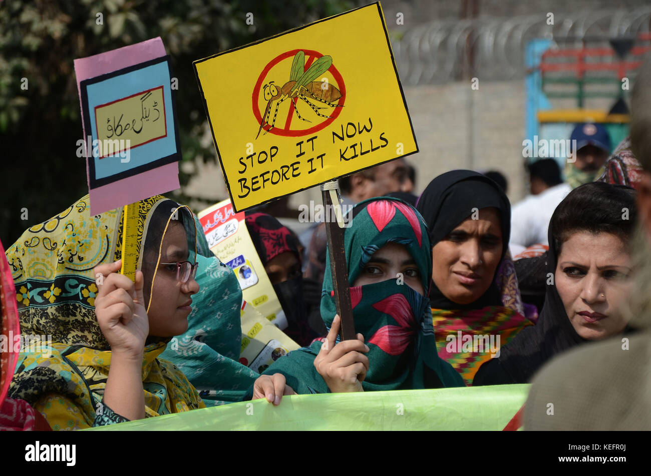 Lahore, Pakistan. 20th Oct, 2017. Pakistani students and civil society ...