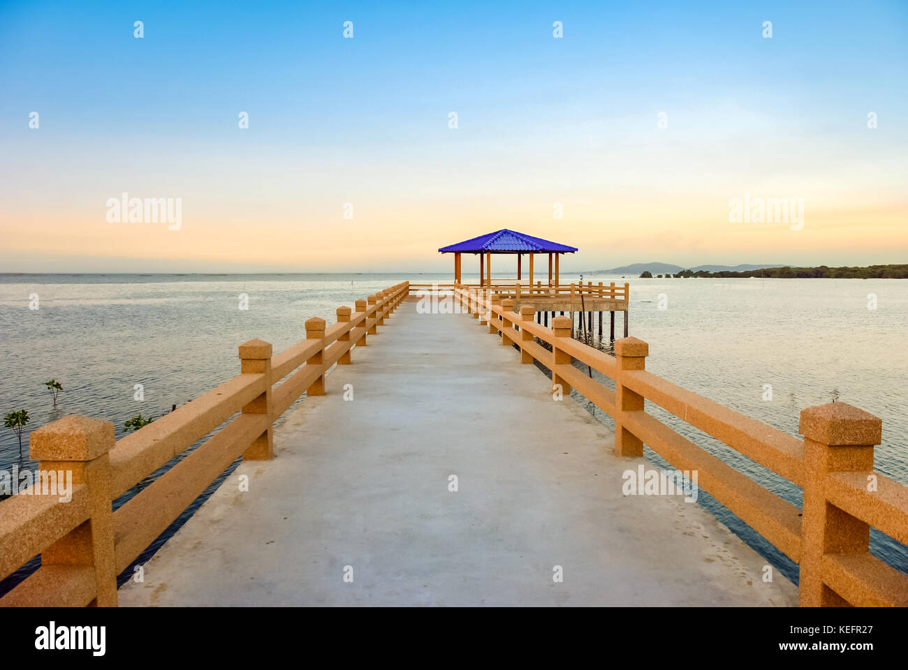 Concrete jetty at sunset silhouette hi-res stock photography and images ...