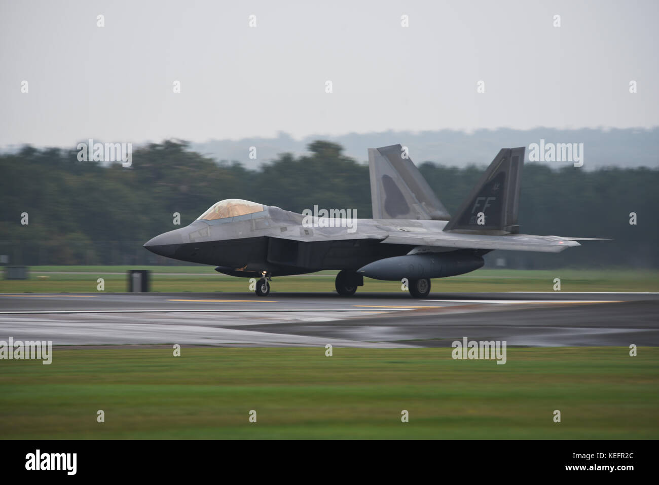 F-22 Raptor Stealth Fighter Taking Off Stock Photo - Alamy