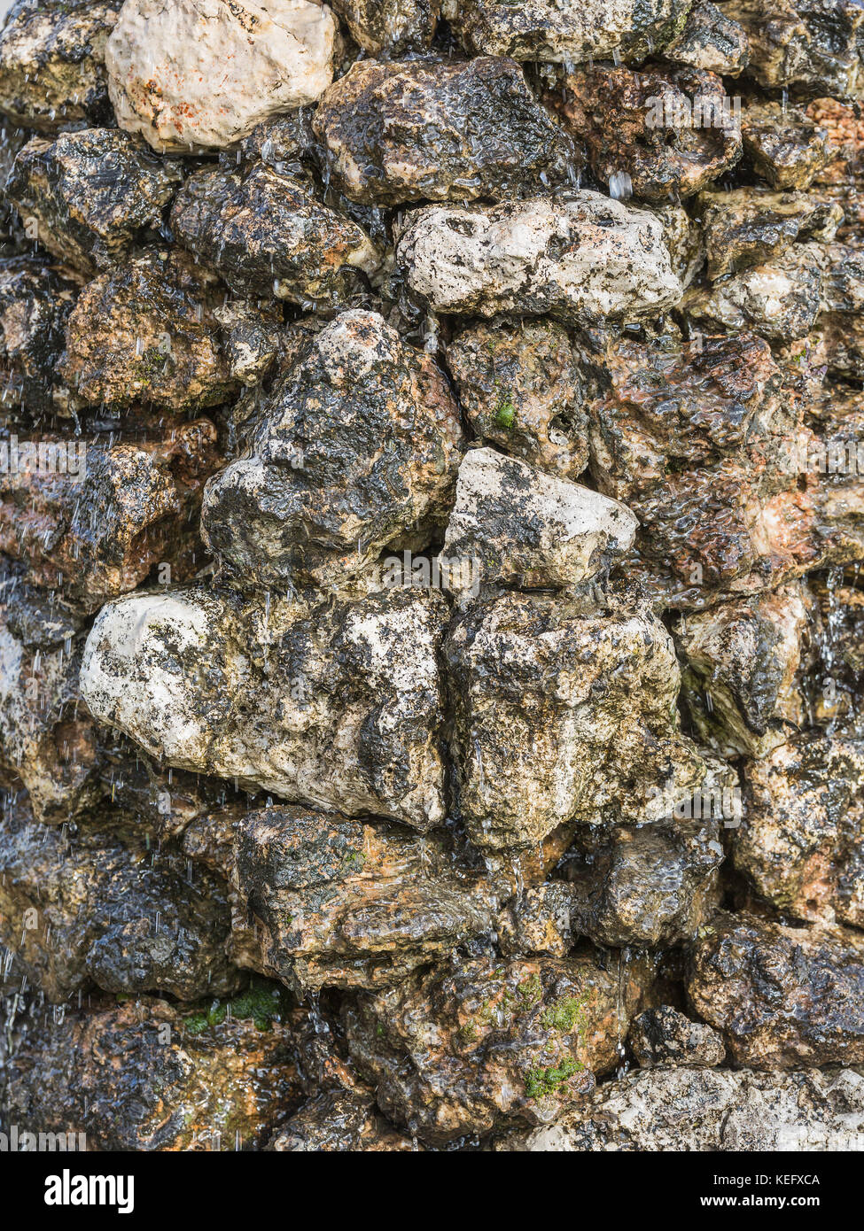 Rock wet hi-res stock photography and images - Alamy