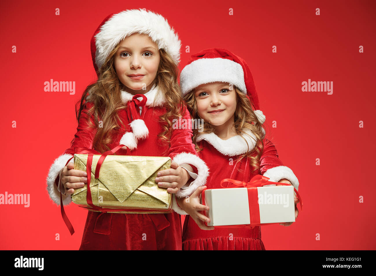 Purple jump rope or skipping rope isolated on white background. Sports ...