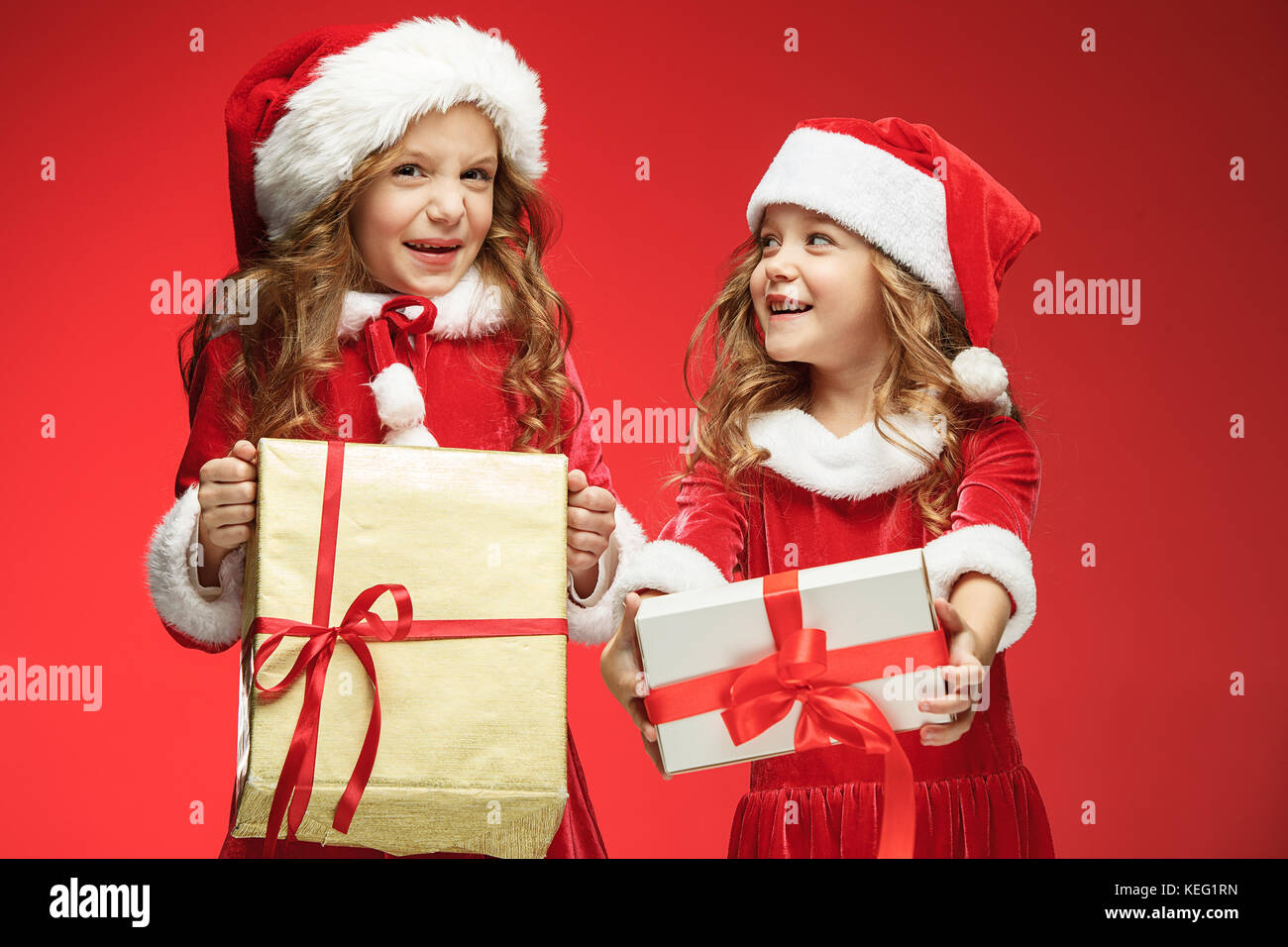 Purple jump rope or skipping rope isolated on white background. Sports ...