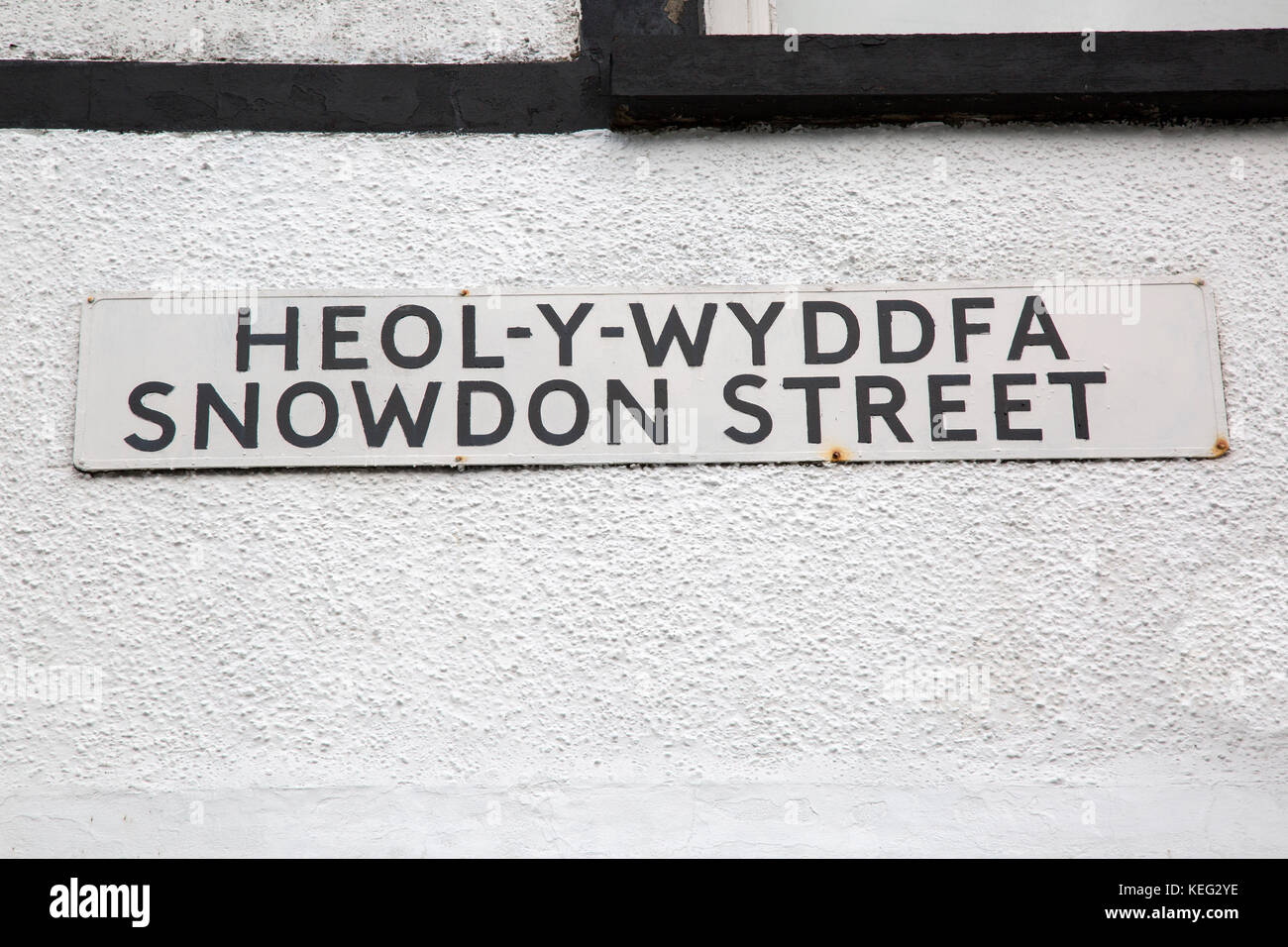 Snowdon Street Sign in English and Welsh Languages Stock Photo - Alamy