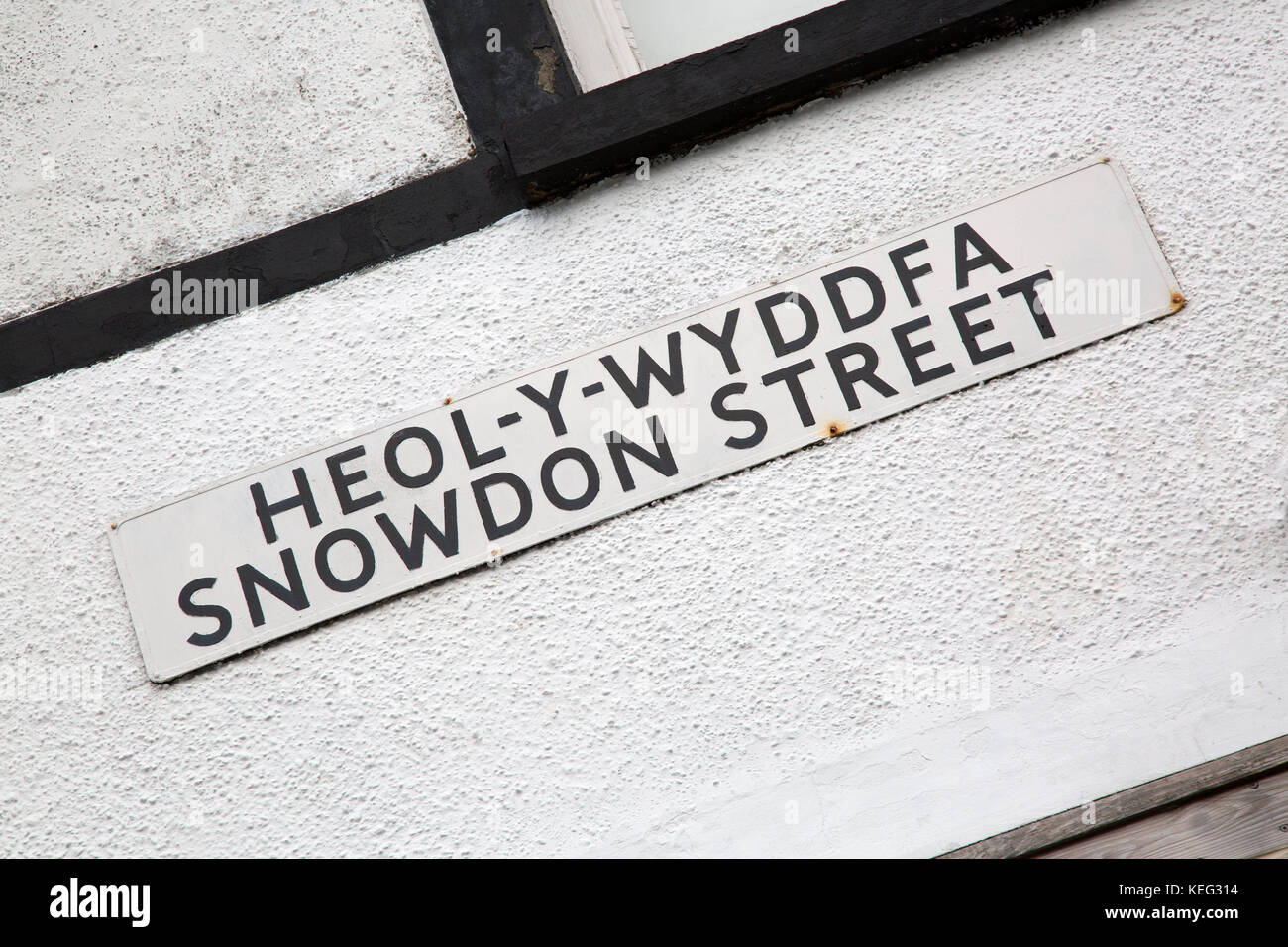 Snowdon Street Sign in English and Welsh Language Stock Photo - Alamy