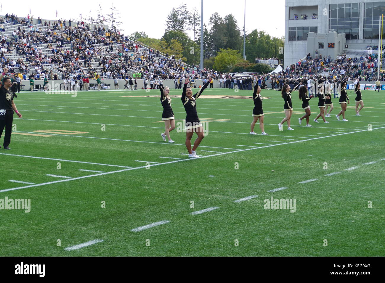 Cheerleaders college football hi-res stock photography and images - Alamy