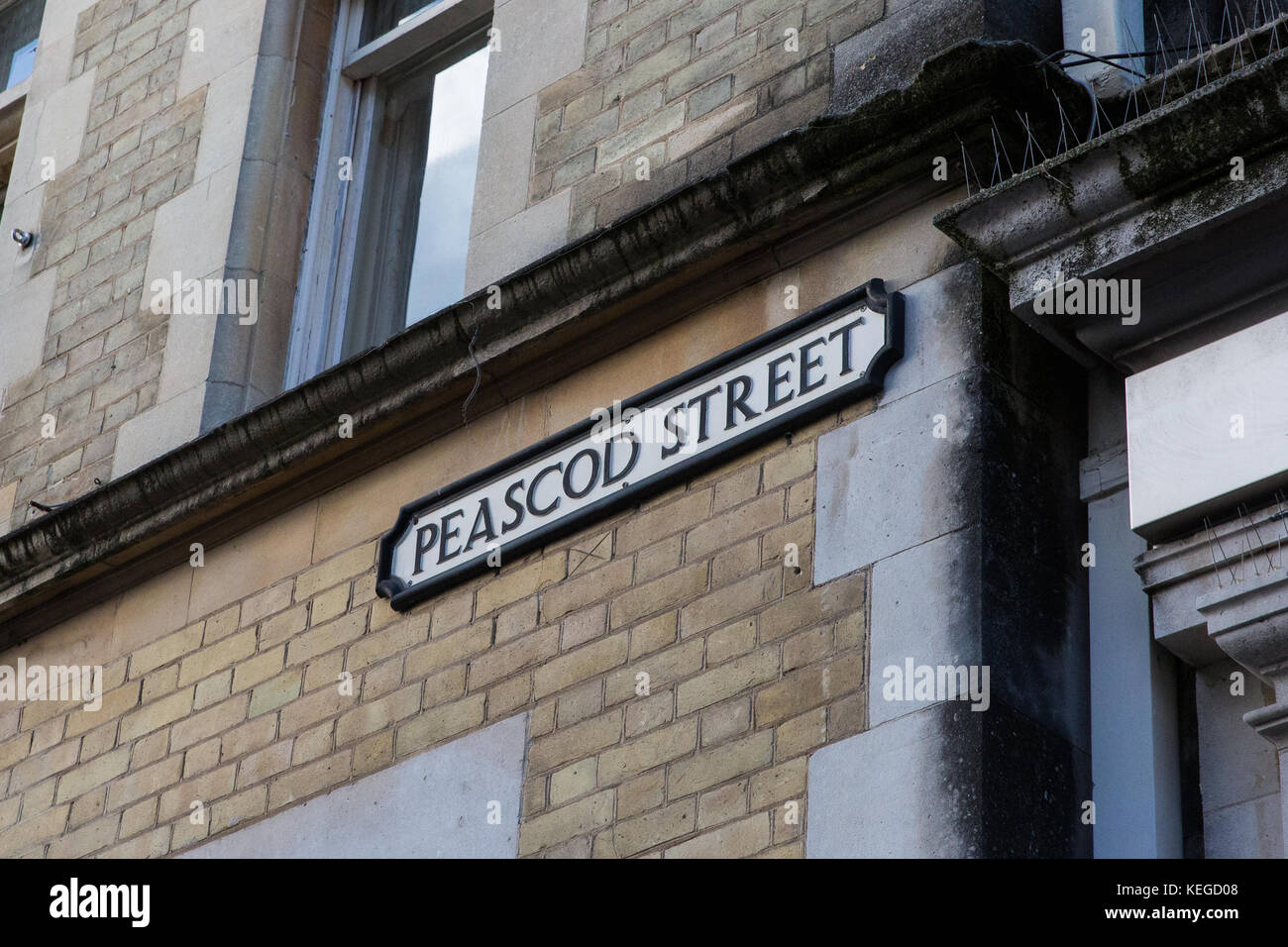 Windsor, UK. 20th October, 2017. A sign indicates Peascod Street in ...
