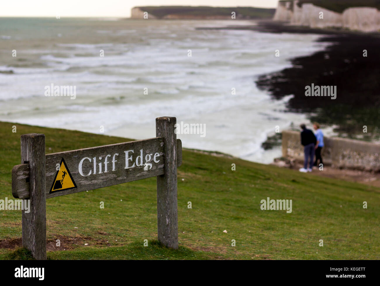 Crumbling cliff edge warning sign hi-res stock photography and images ...