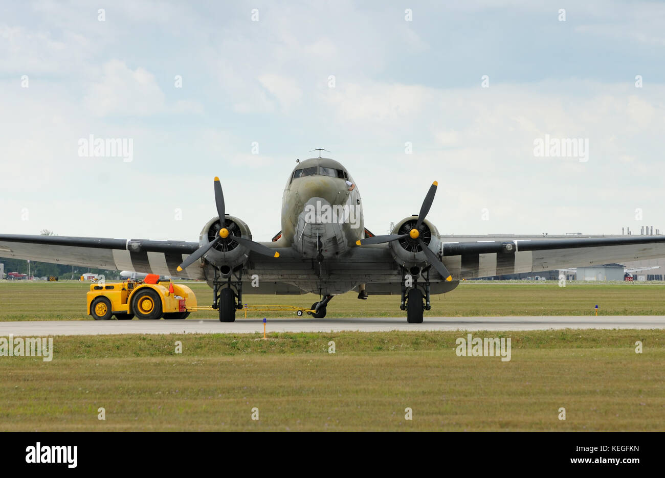 Front view of classic DC-3 propeller airplane Stock Photo - Alamy