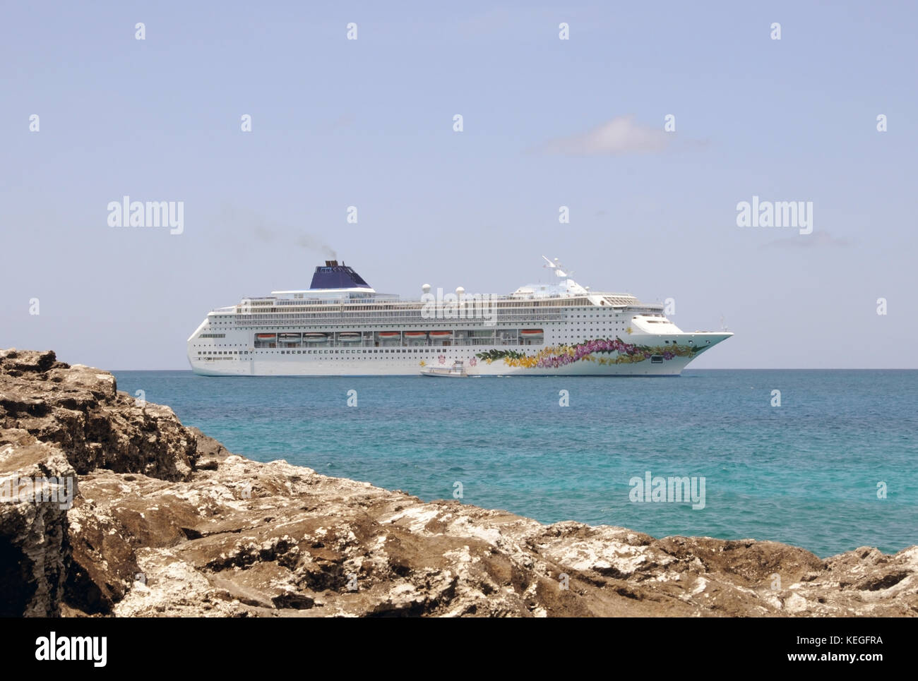 Cruise ship visiting exotic Caribbean island Stock Photo - Alamy